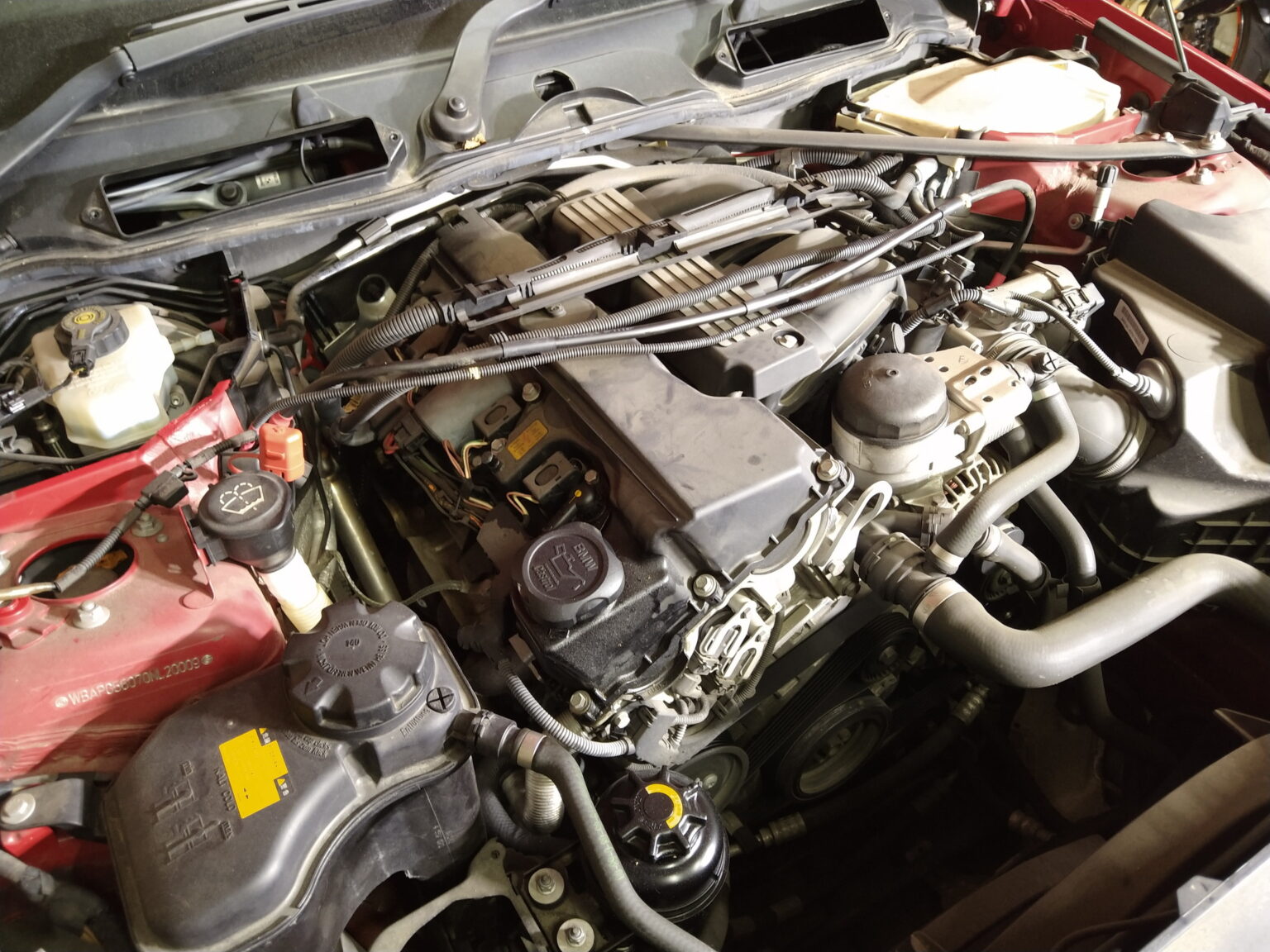 BMW E90 320i タペットカバーやバキュームポンプからのオイル漏れ修理！ | -テクニカルステージ-北九州の車・バイクおまかせ！